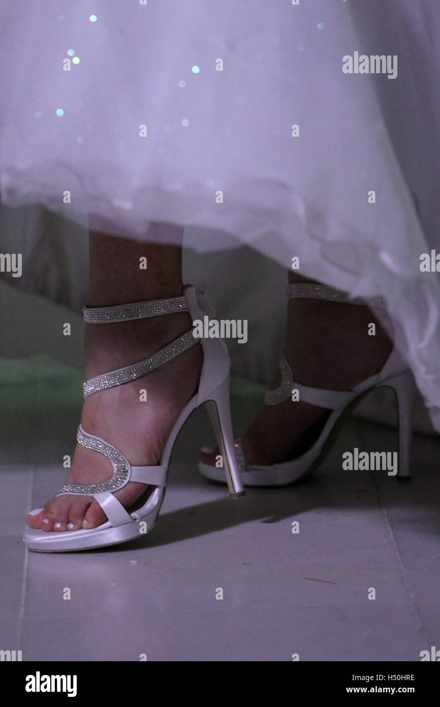 Bride leg hi-res stock photography and images - Alamy