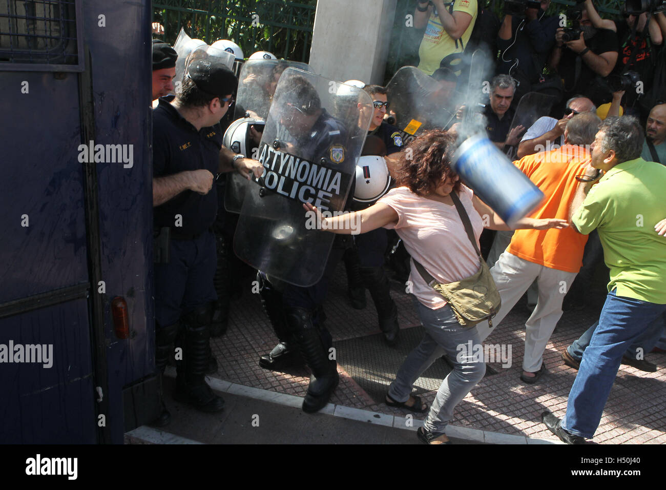 Police clash people hi-res stock photography and images - Alamy