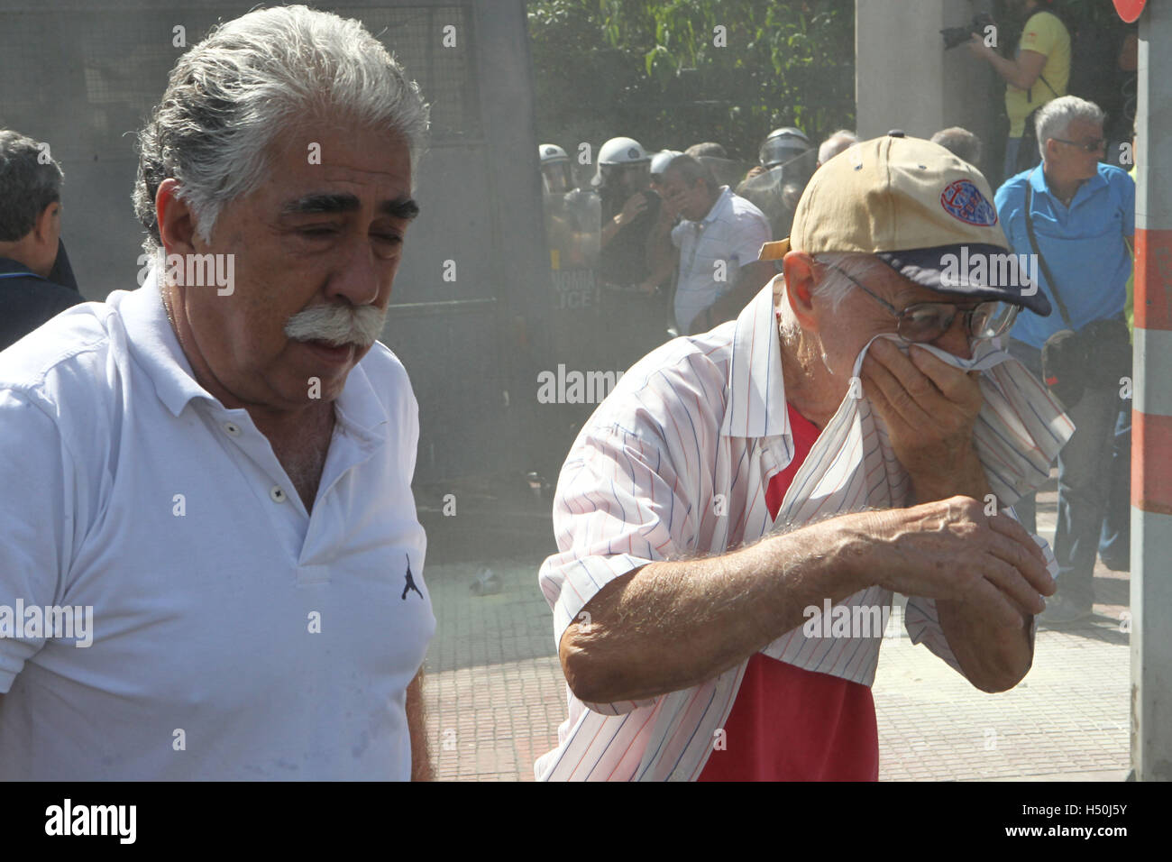 Police clash people hi-res stock photography and images - Alamy