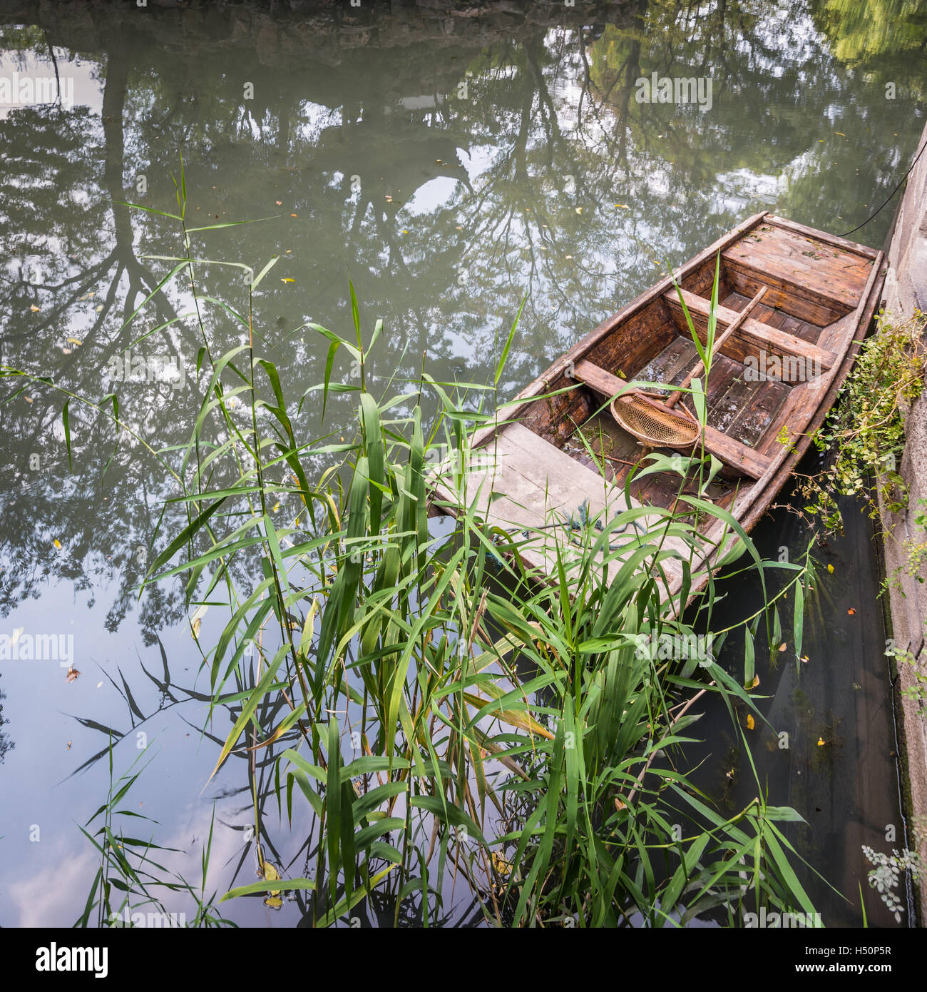 Chinese wooden boat hi-res stock photography and images - Alamy