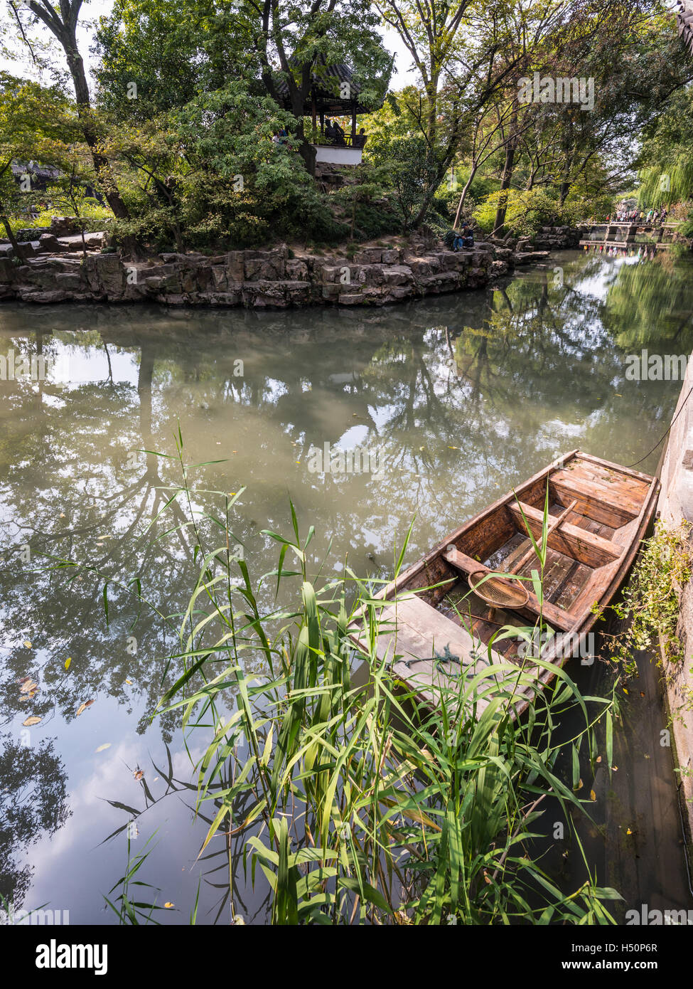 China chinese wooden recreation boat hi-res stock photography and ...