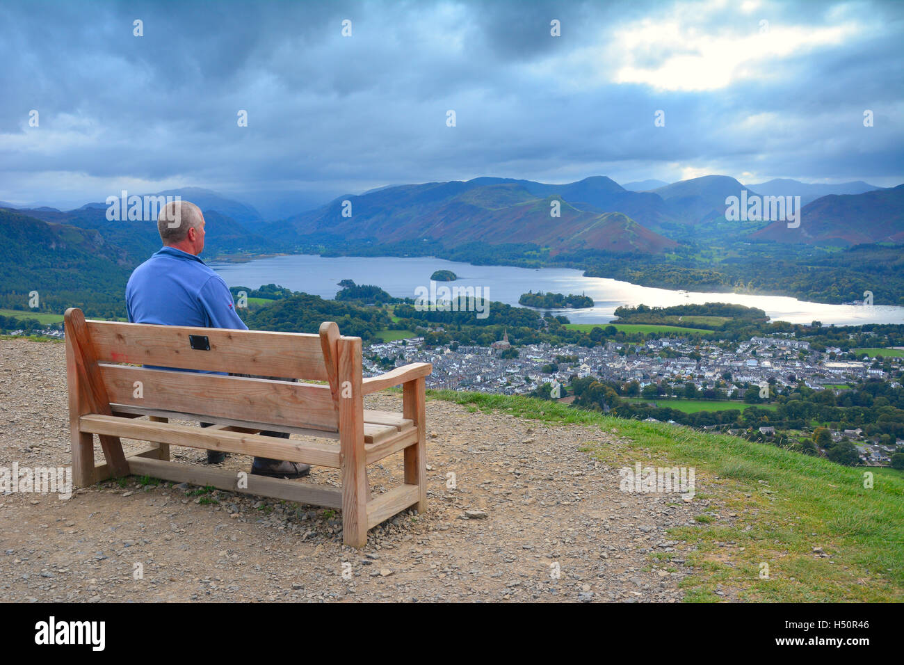 Bench overlooking water hi-res stock photography and images - Alamy
