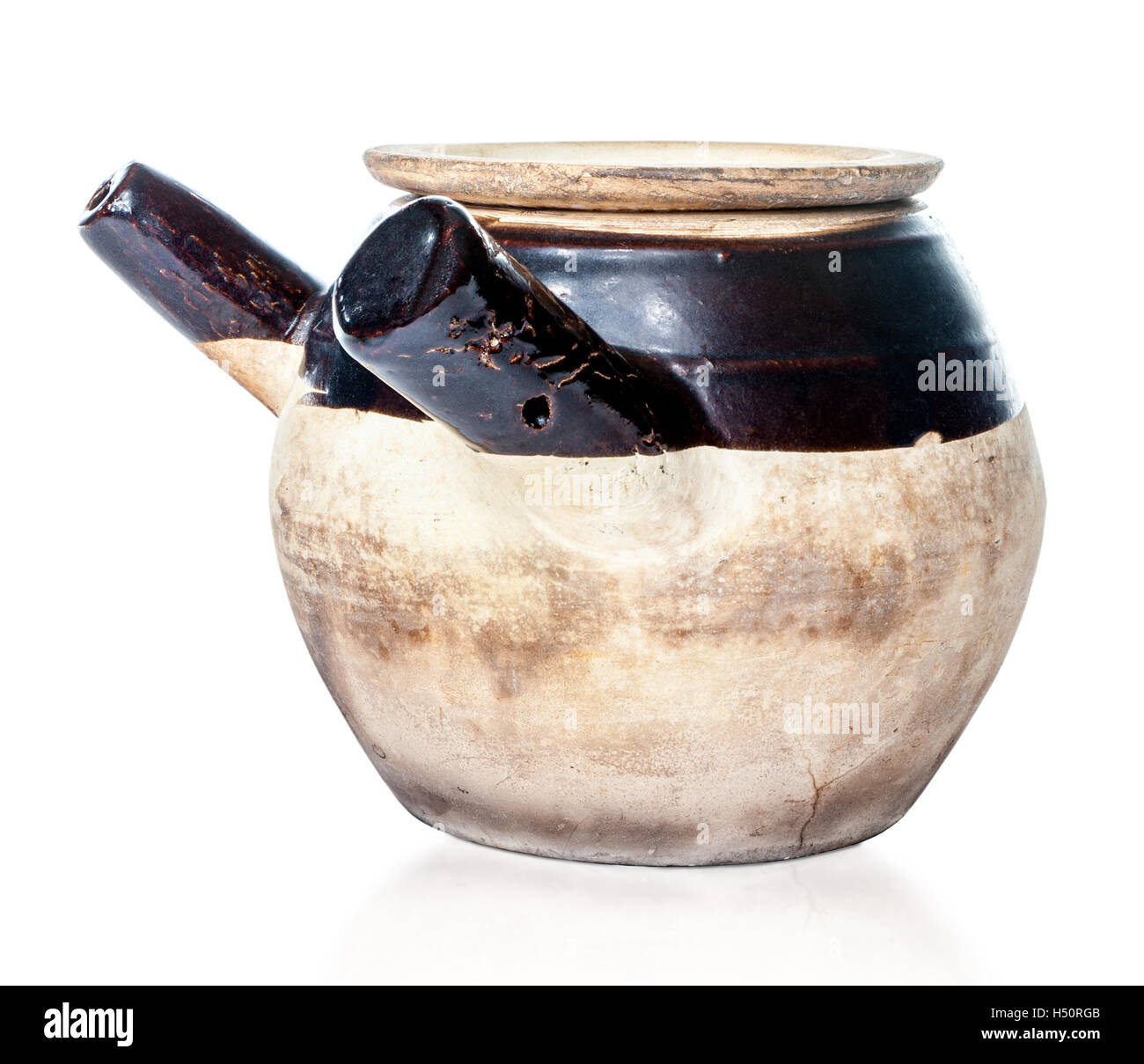 Seasoned claypot for brewing traditional Chinese medicine Stock Photo ...