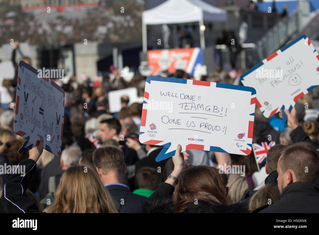 London, UK. 18th Oct, 2016. The crowd hold up signs as athletes ...