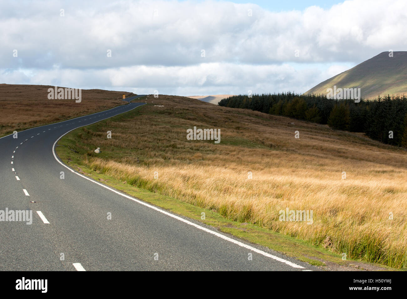 A road through Brecon Beacons National Park Stock Photo - Alamy
