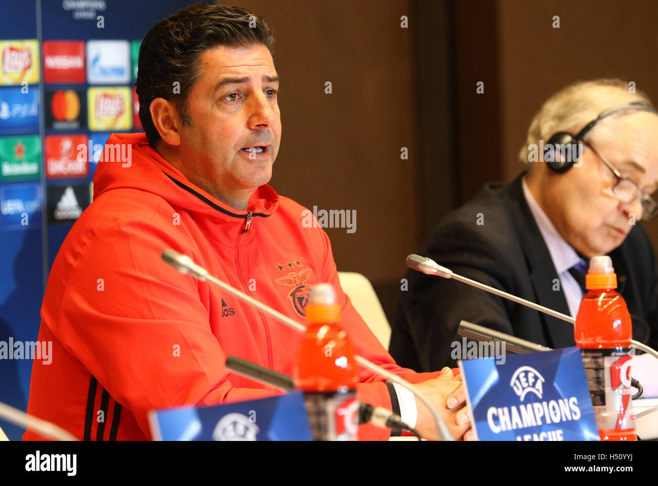 Sl benfica press conference hi-res stock photography and images - Alamy