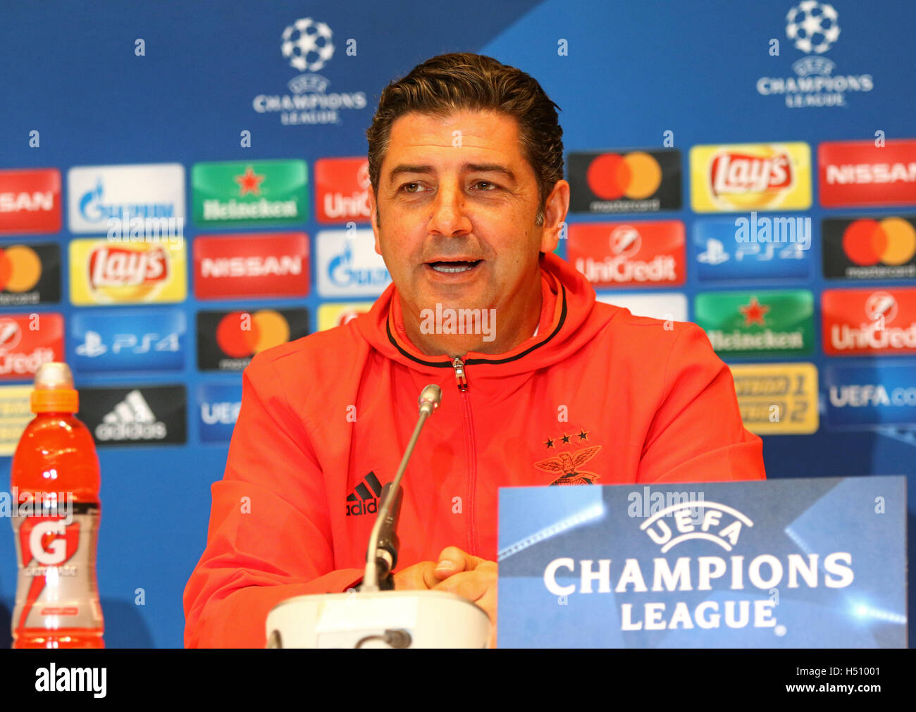 Allenatore benfica hi-res stock photography and images - Alamy