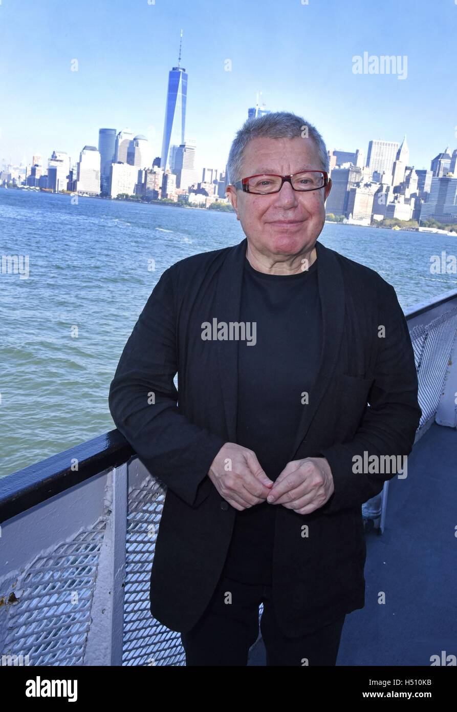 Family statue of liberty ellis island hi-res stock photography and ...