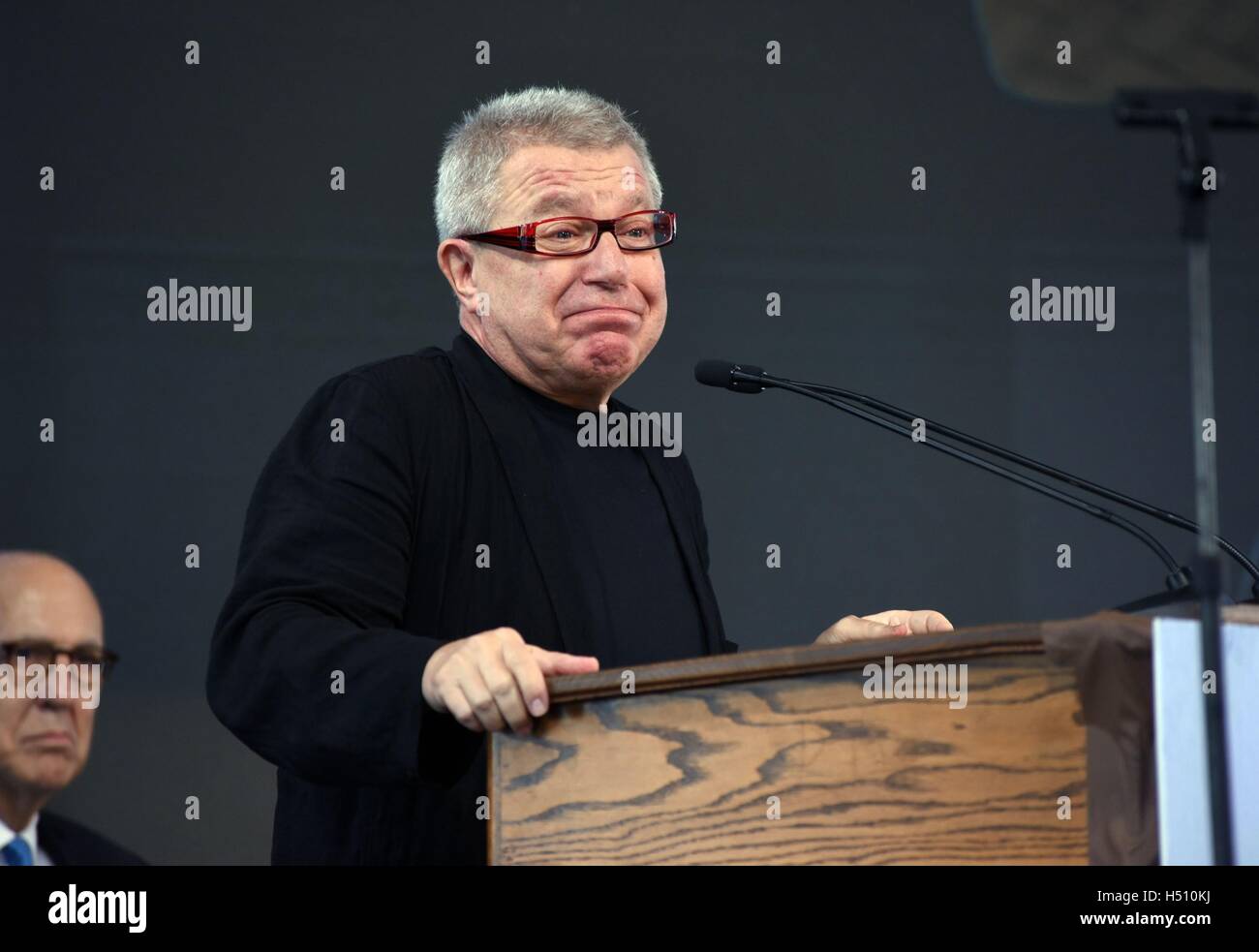 Family statue of liberty ellis island hi-res stock photography and ...