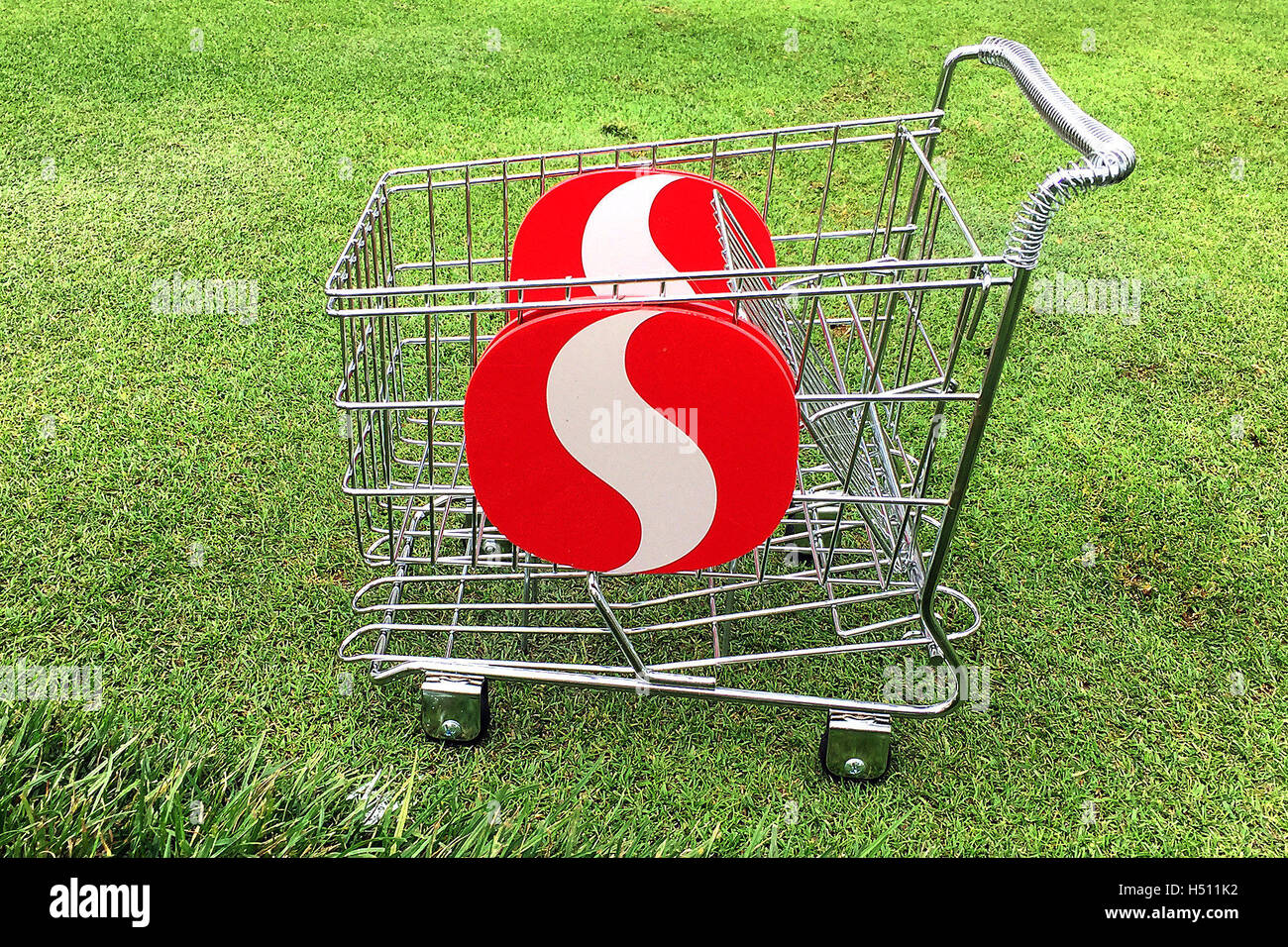 Safeway shopping cart hi-res stock photography and images - Alamy