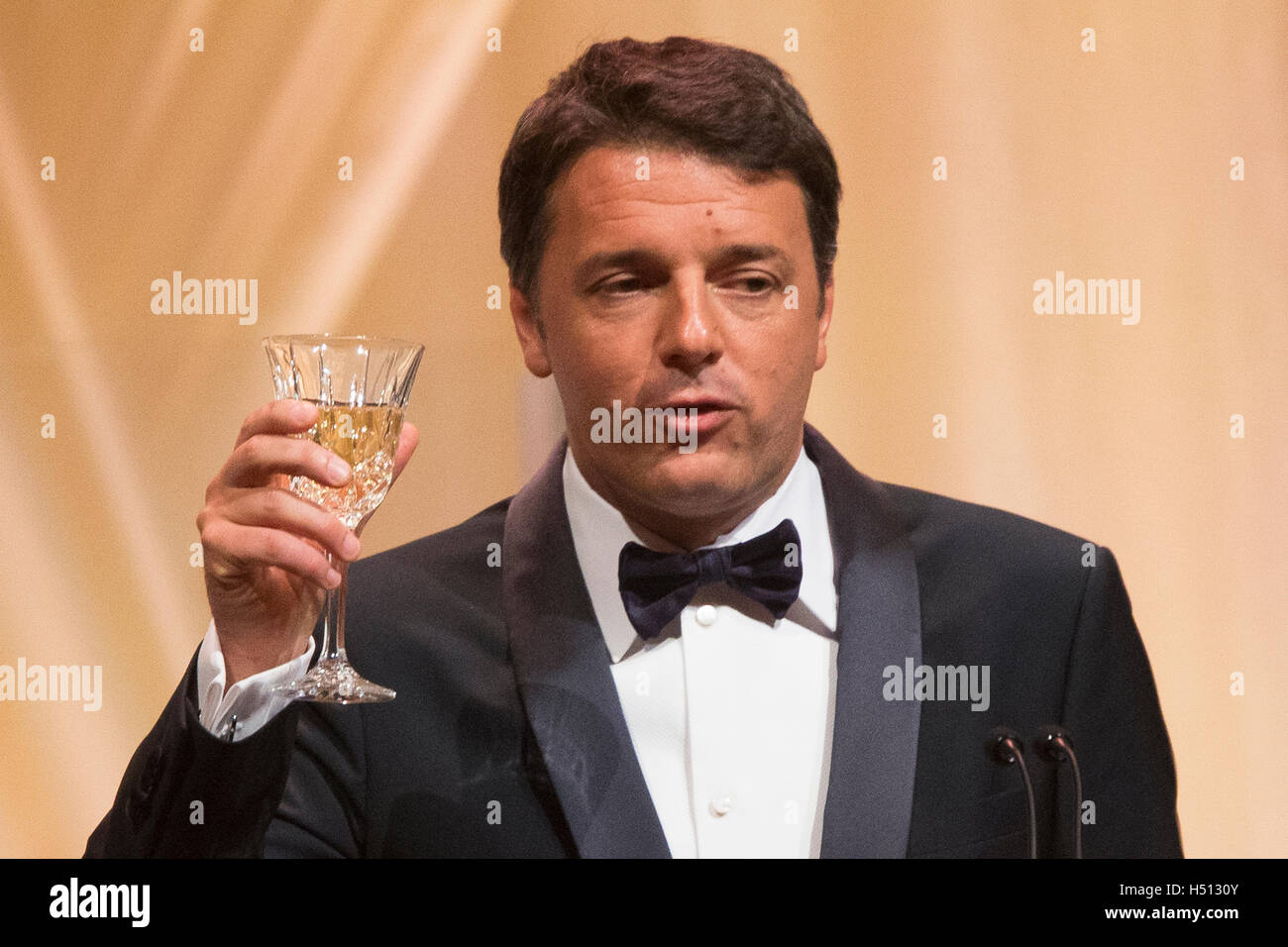 Italian Prime Minister Matteo Renzi offers a toast to US President ...