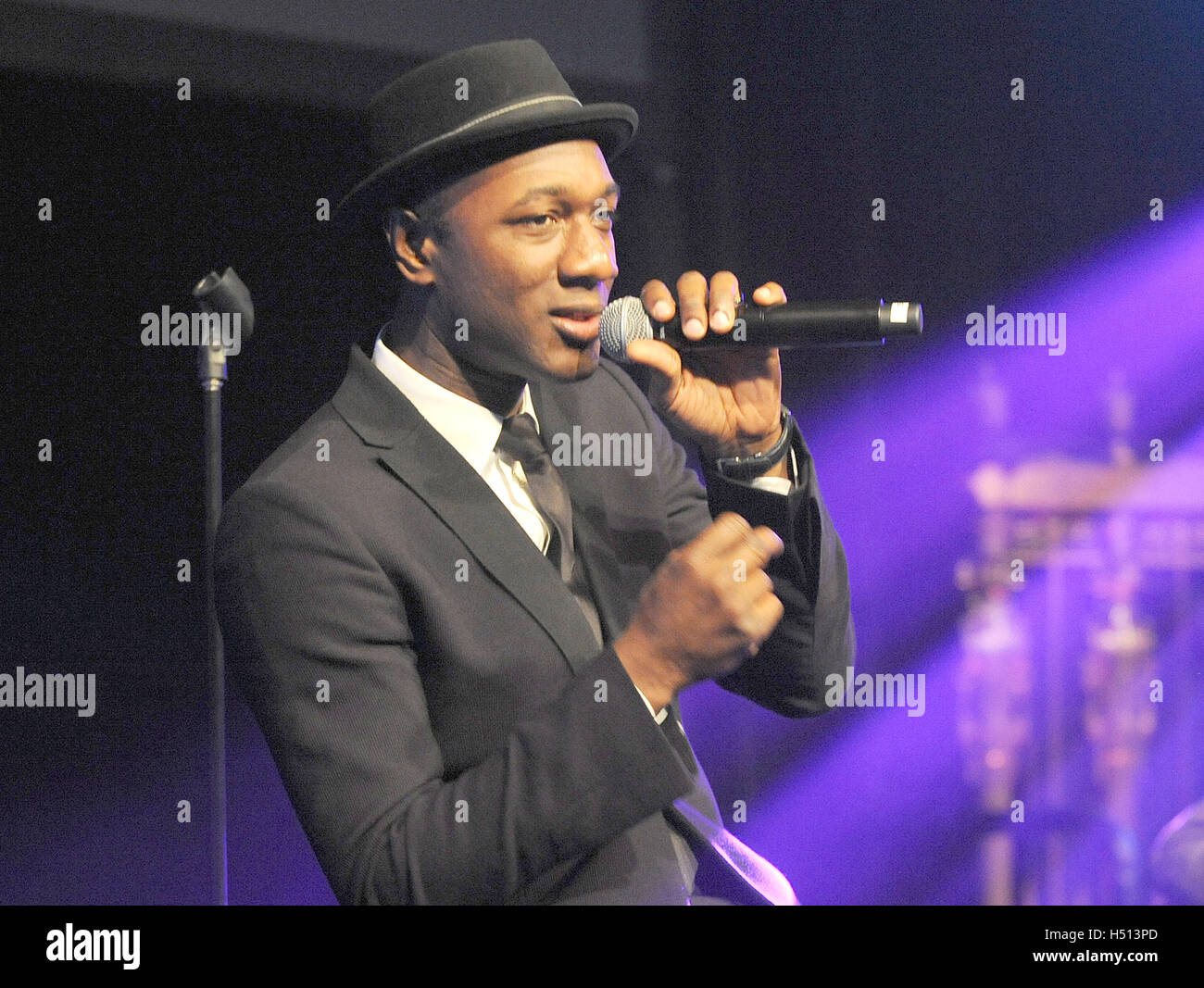New York, NY, USA. 18th Oct, 2016. Singer Aloe Blacc performa at the ...