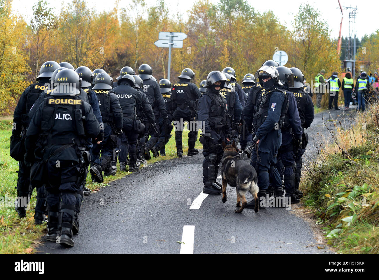 Mnisek, Czech Republic. 19th Oct, 2016. Joint Czech-German police ...