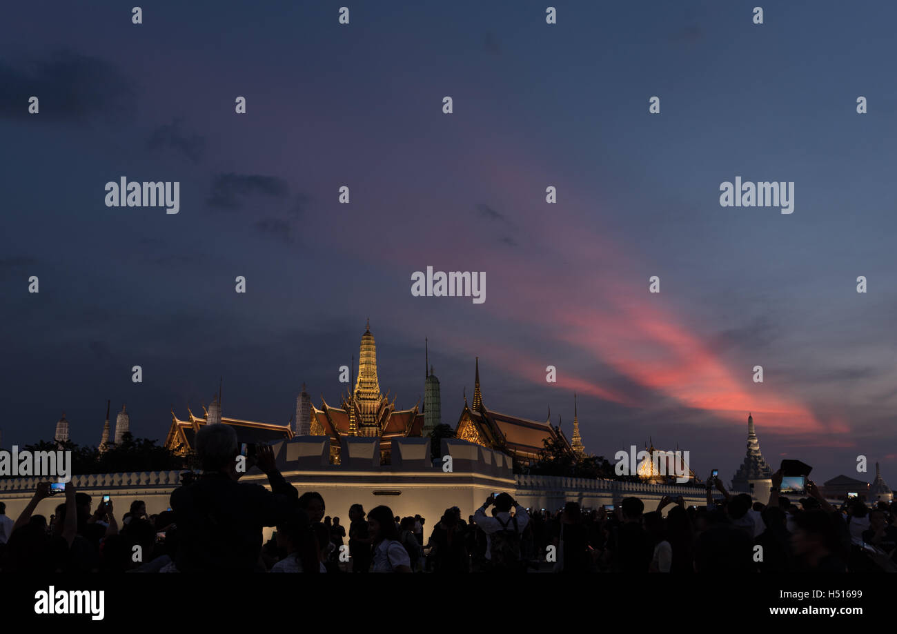 Citizens of Bangkok around the Grand Palace in Bangkok, to pray respect ...