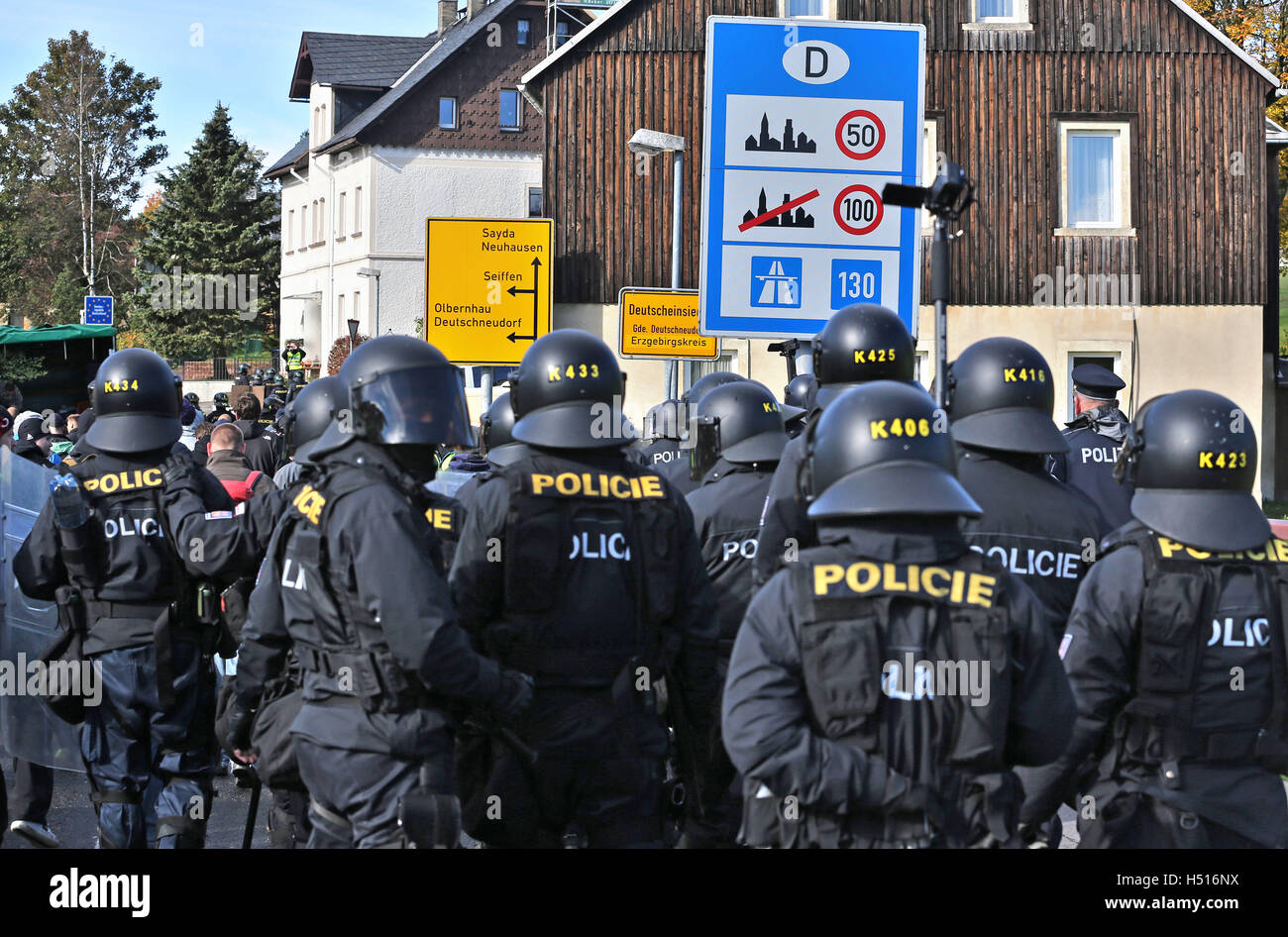 Deutschneudorf, Germany. 19th Oct, 2016. Czech police officers cross ...