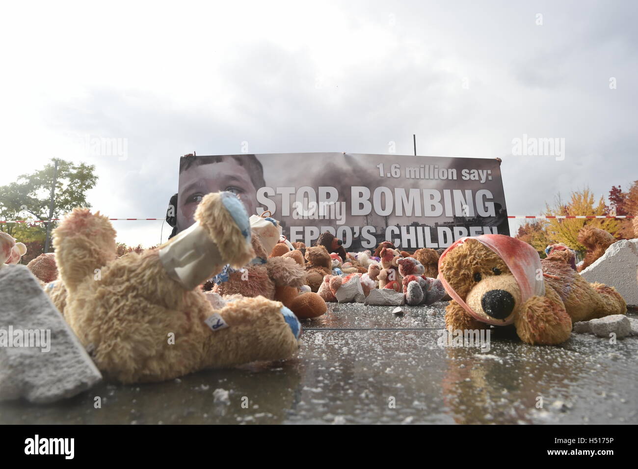 Berlin, Germany. 19th Oct, 2016. Teddy bears with red bandages are ...