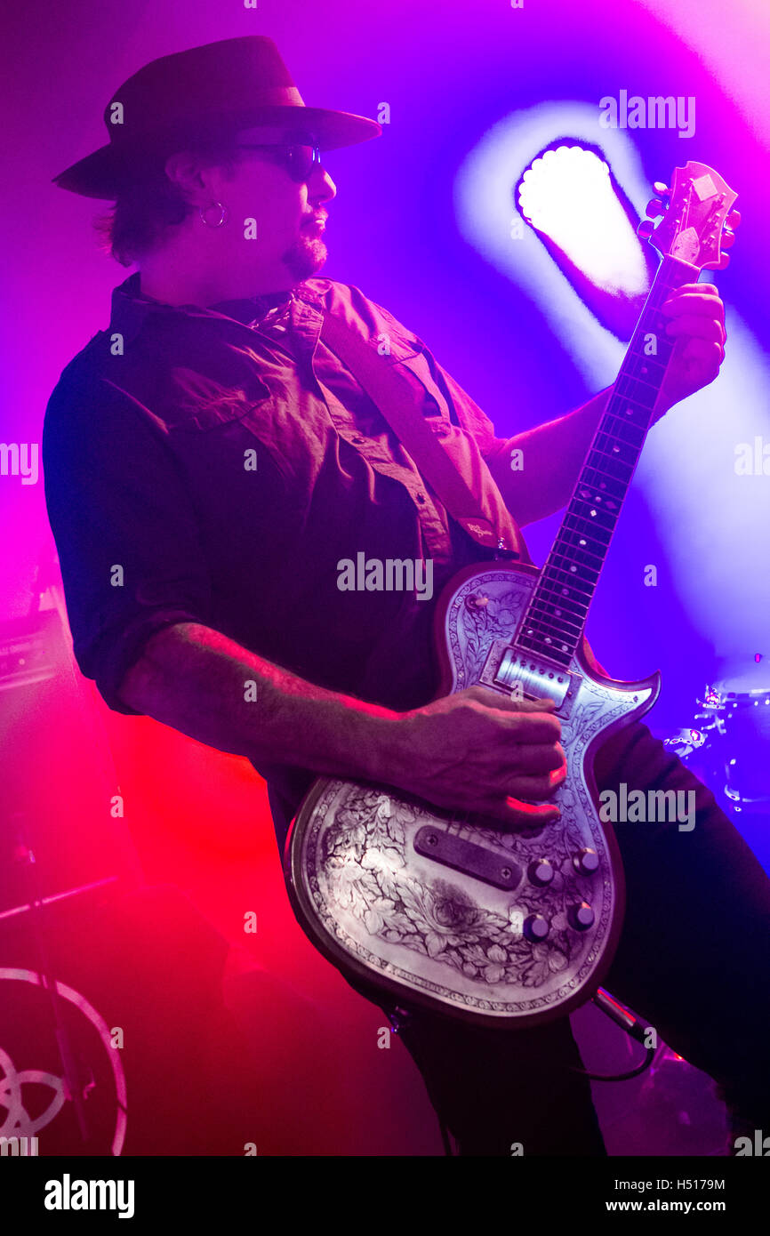 Gothic rock band the mission hi-res stock photography and images - Alamy