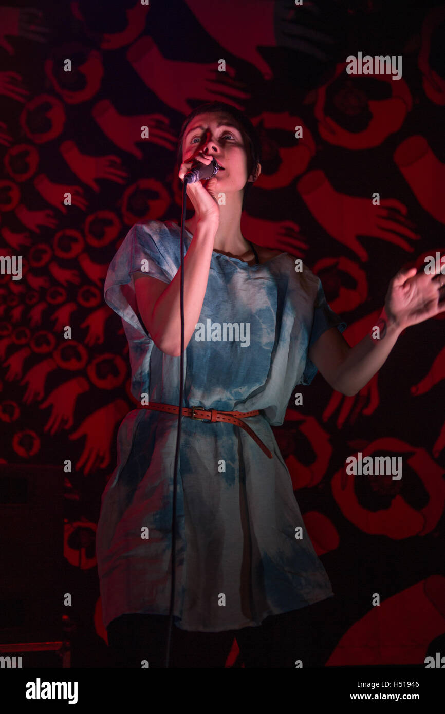 Singer idsok hi-res stock photography and images - Alamy