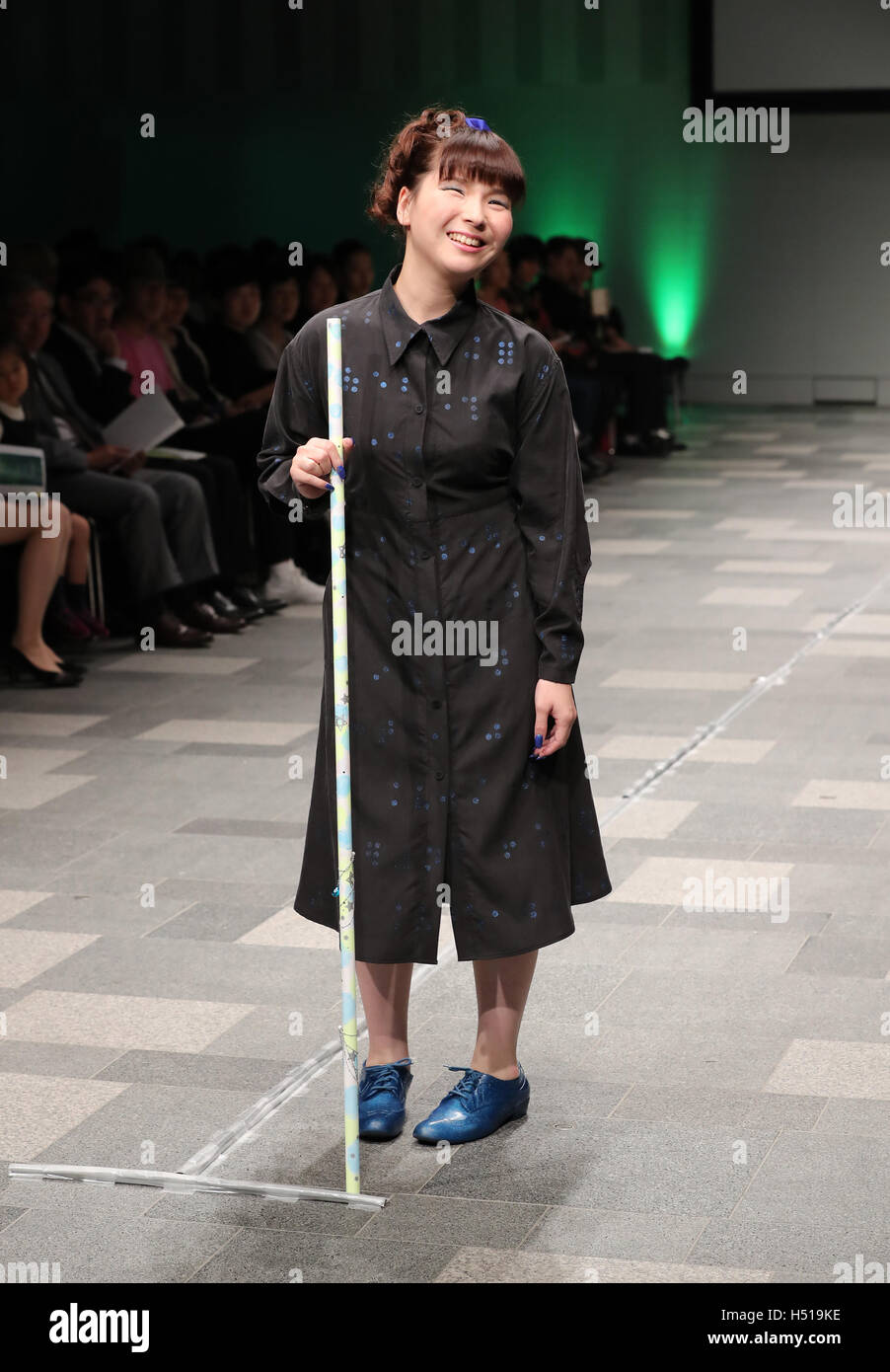 Blind model hi-res stock photography and images - Alamy