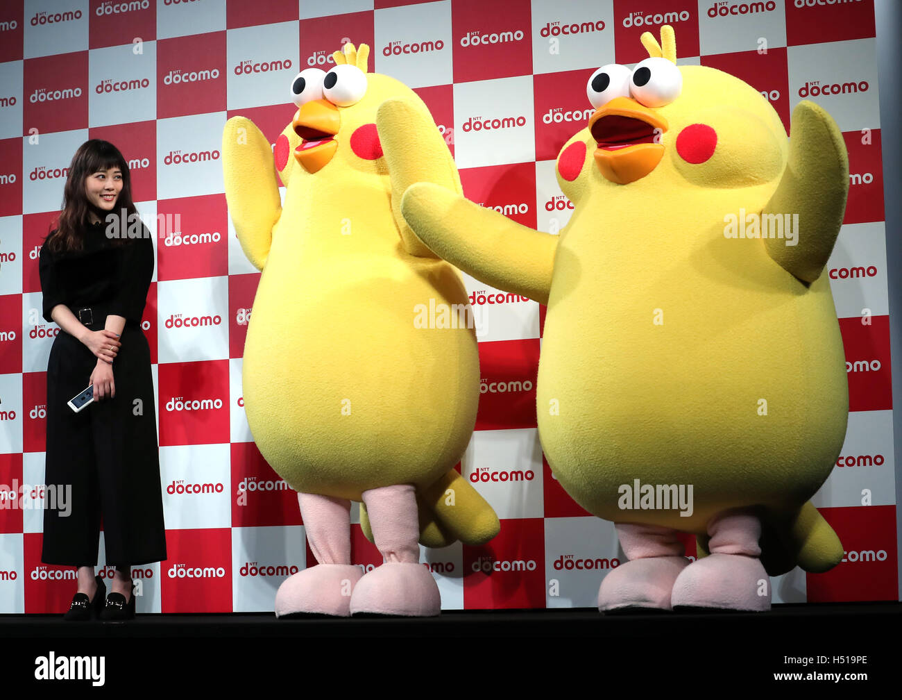 Tokyo, Japan. 19th Oct, 2016. Japanese actress Mitsuki Takahata (L ...