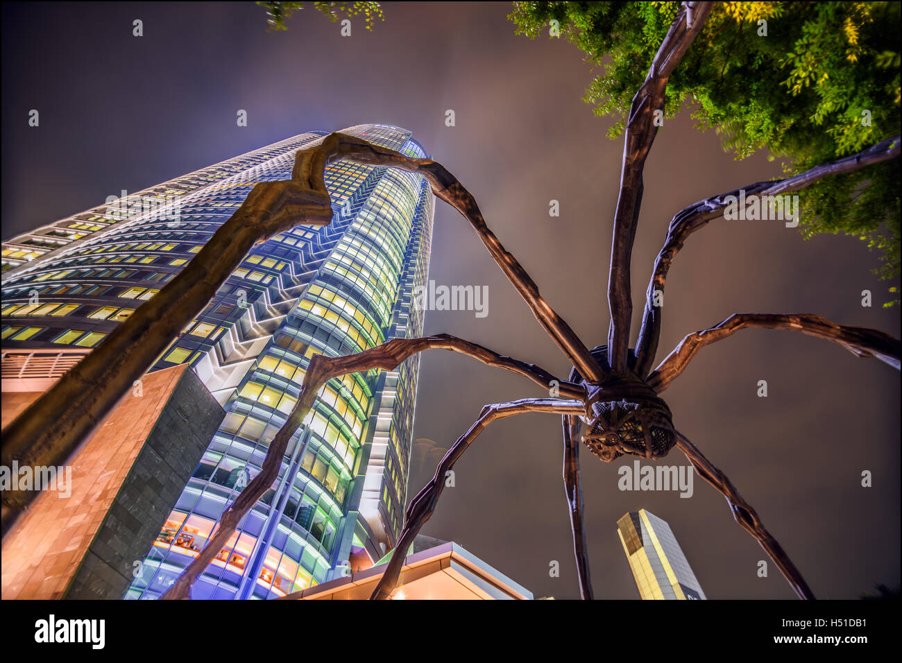 Spider sculpture at Roppongi Hills in Tokyo Stock Photo - Alamy
