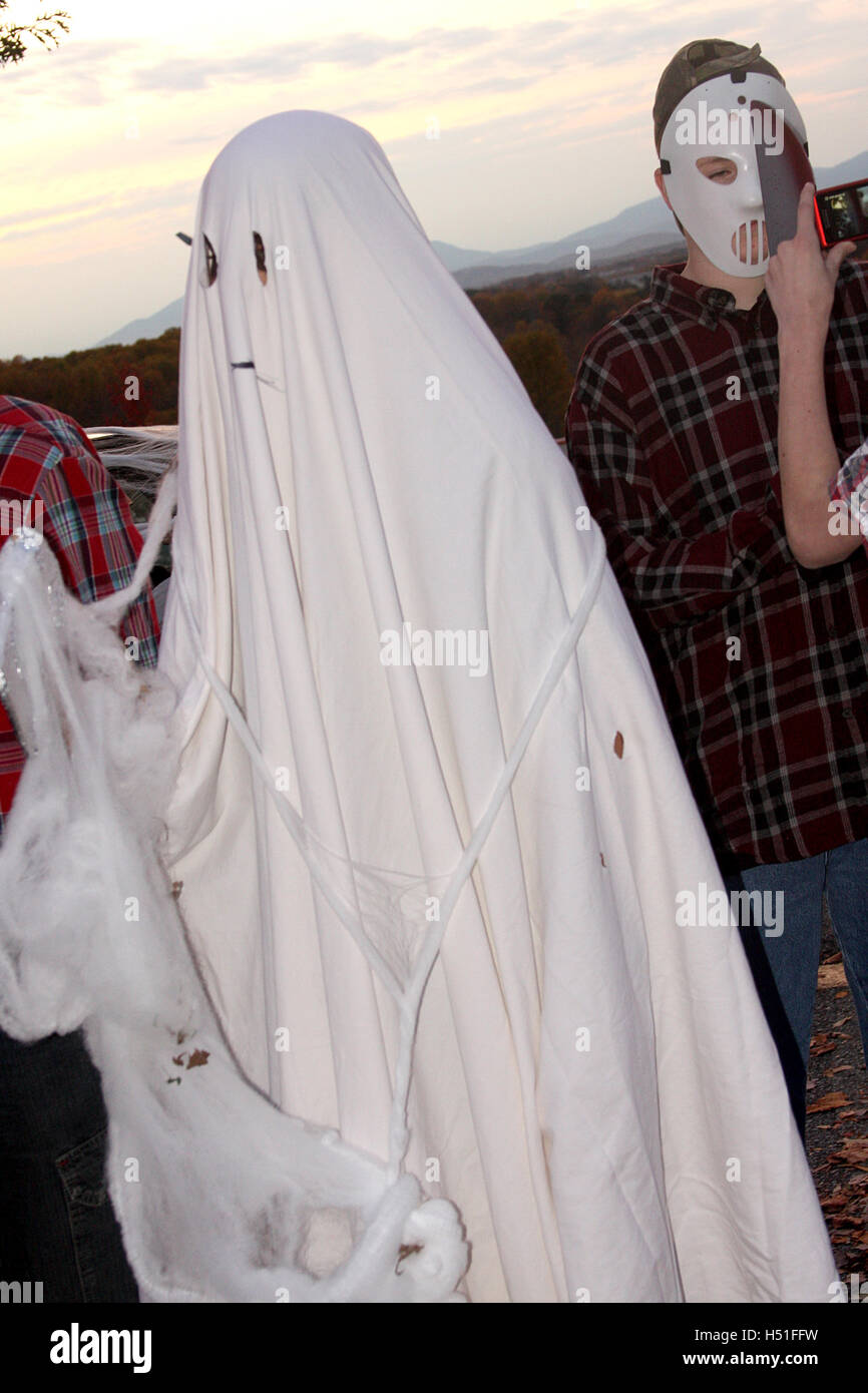 Person wearing white ghost costume hi-res stock photography and images ...