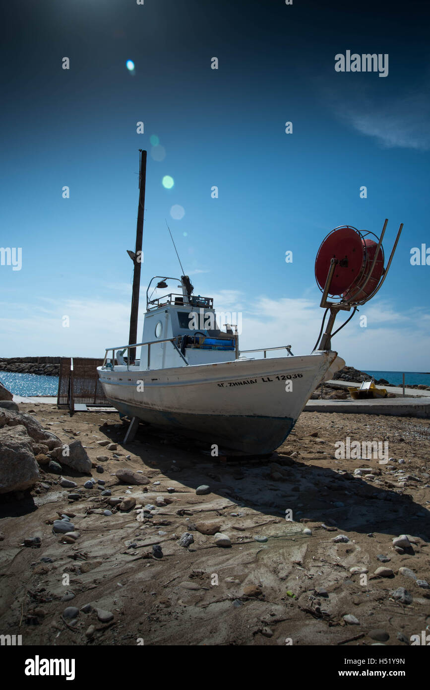 boat out of water Stock Photo - Alamy