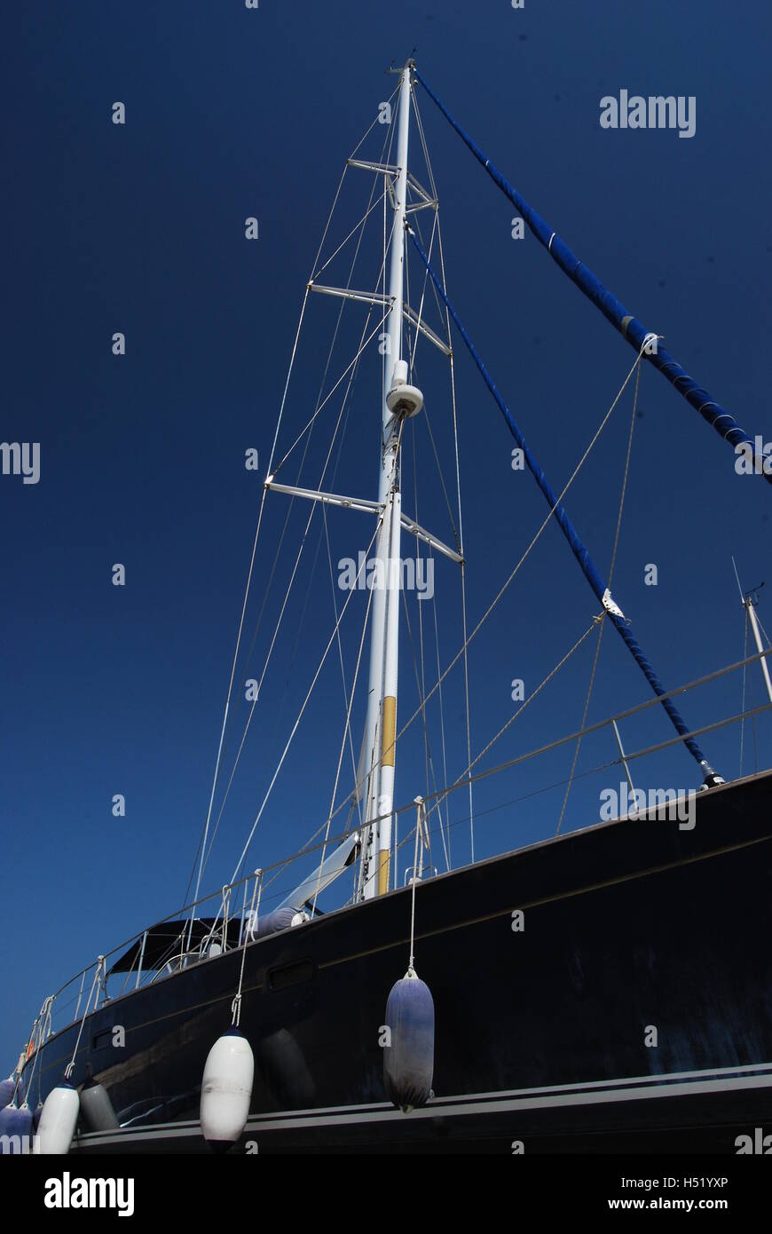 Masts with no sails hi-res stock photography and images - Alamy