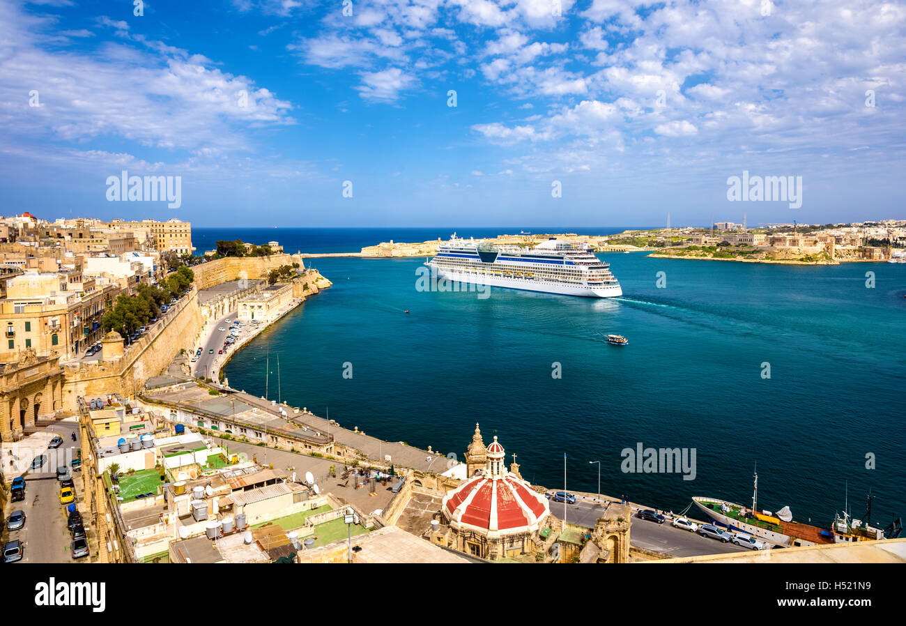 Cruise liner leaving Valletta - Malta Stock Photo - Alamy