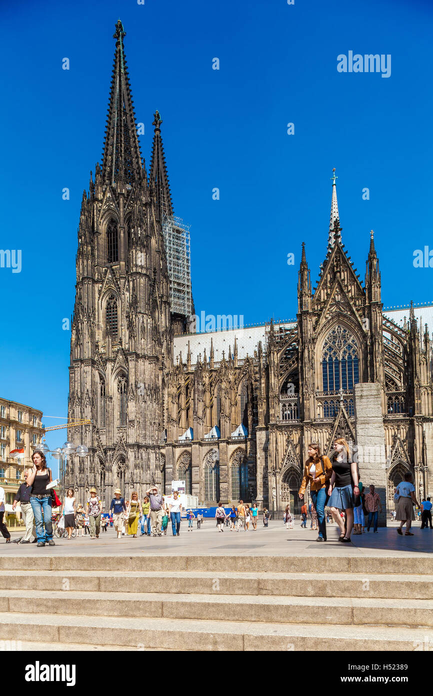 COLOGNE, GERMANY - APRIL 9, 2008: Tourists walk in the spring in front ...