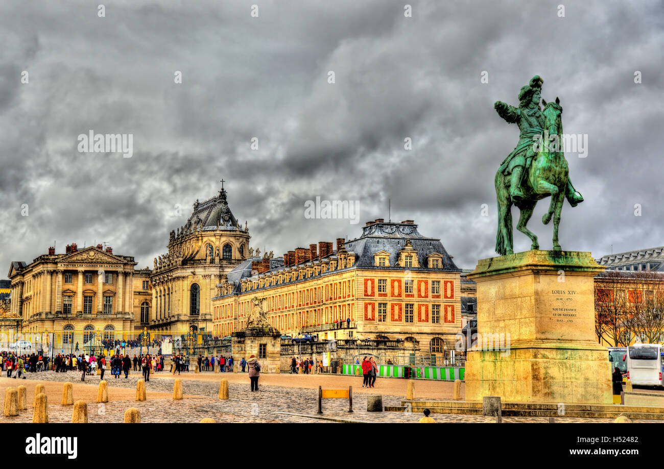 Statue of Louis XIV in front of the Palace of Versailles near Pa Stock ...