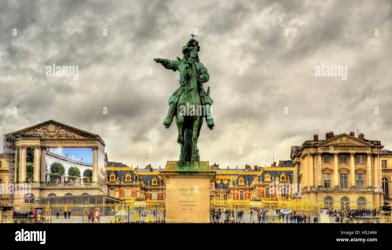 Statue of Louis XIV in front of the Palace of Versailles near Pa Stock ...