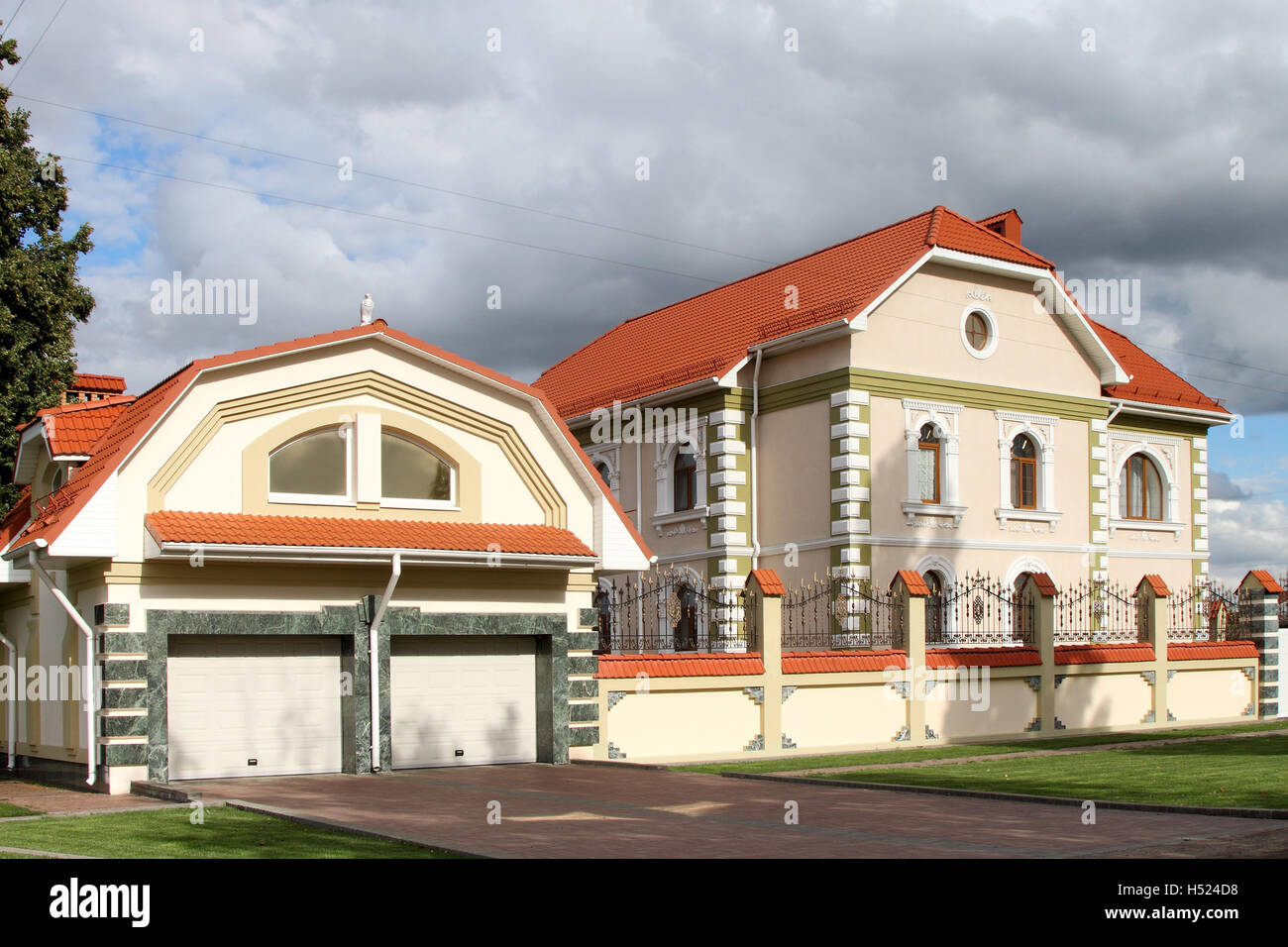 Modern cottage on a city street on a Sunny day Stock Photo - Alamy