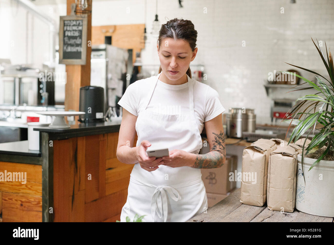 Woman wearing apron in kitchen hi-res stock photography and images - Alamy