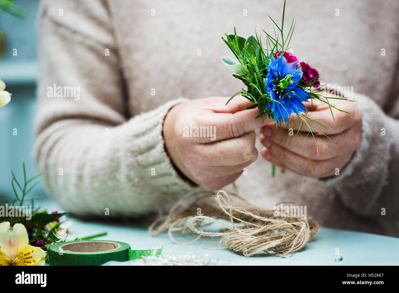 Posy small flower arrangement hi-res stock photography and images - Alamy