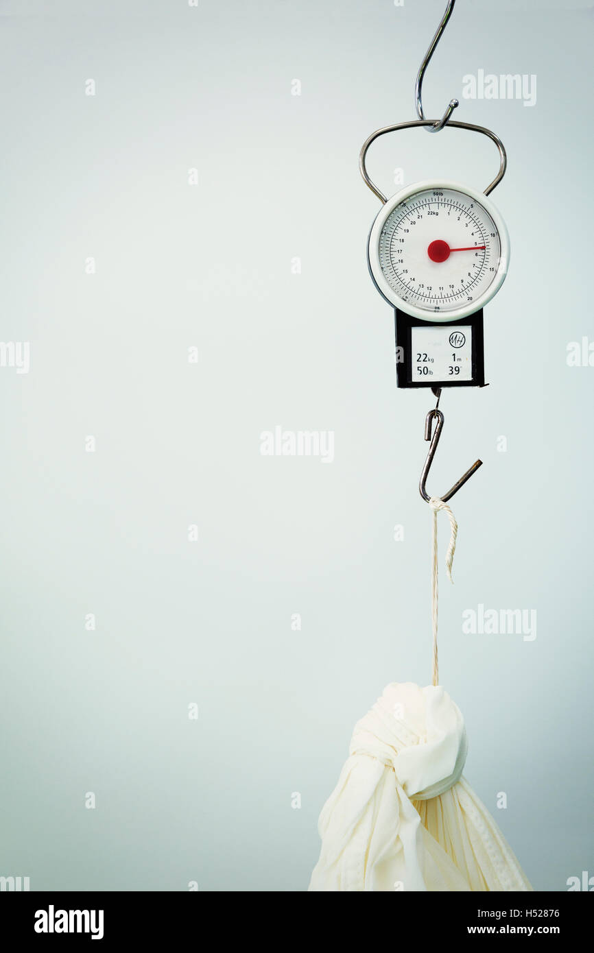 Hanging produce scale hi-res stock photography and images - Alamy