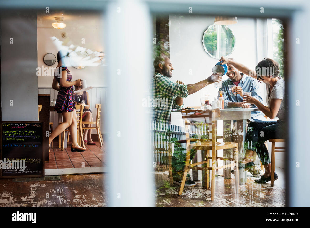People sitting tables café hi-res stock photography and images - Alamy