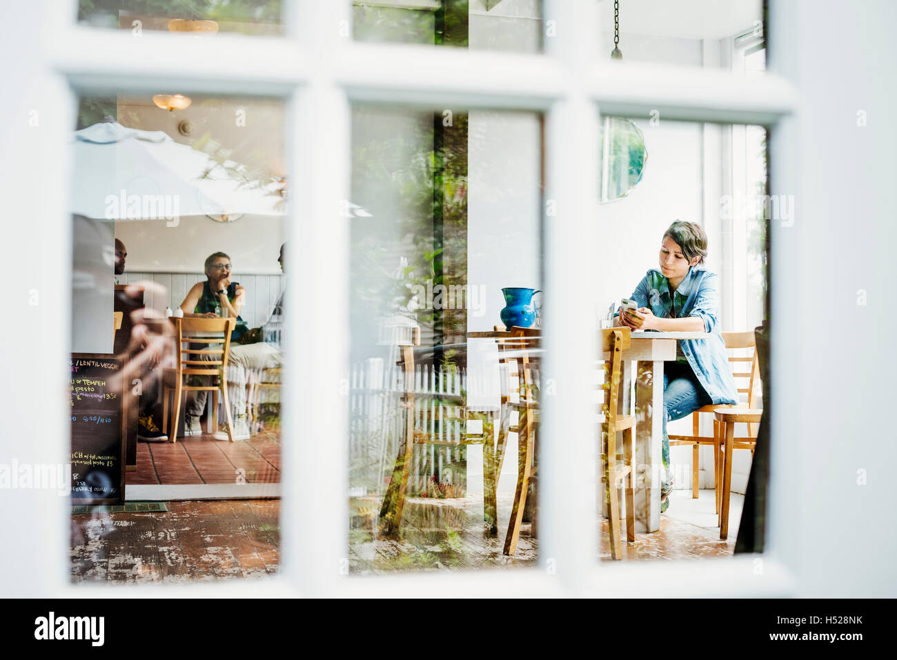 Sitting at tables hi-res stock photography and images - Alamy