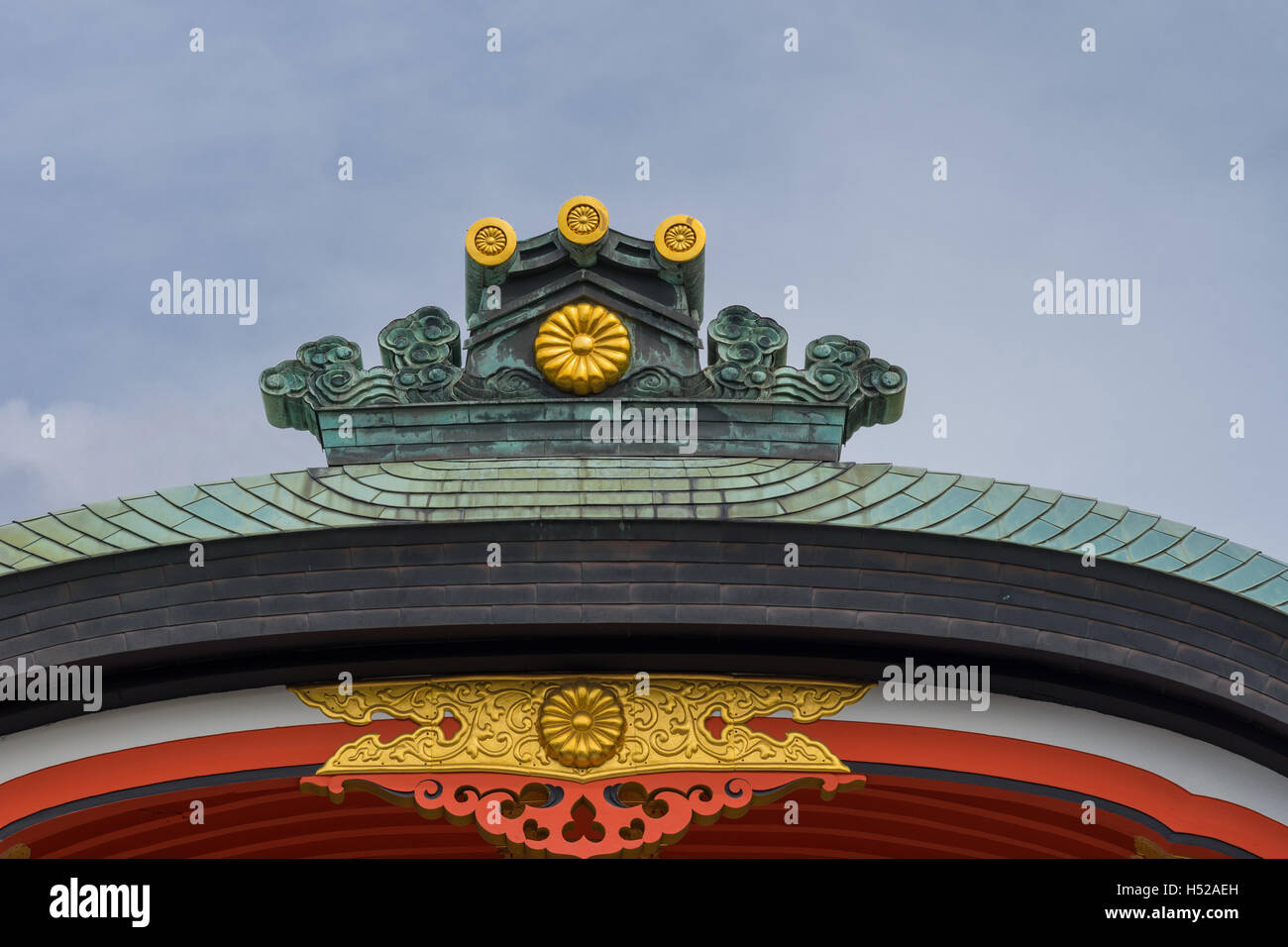 Roof crest at Fushimi Inari Taisha Shinto Shrine Stock Photo - Alamy