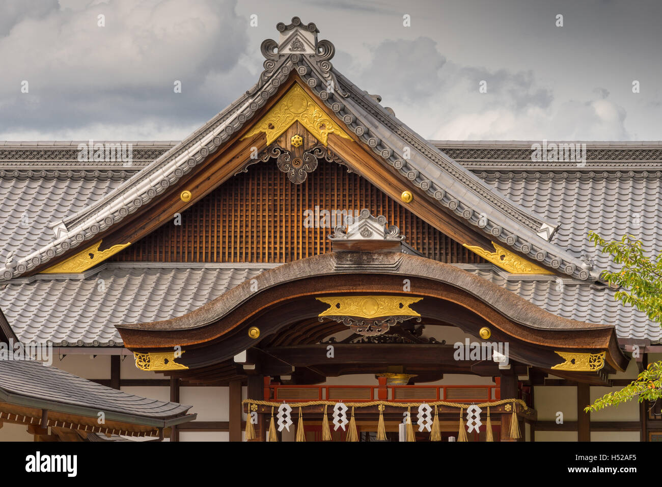 Roof structure at Fushimi Inari Taisha Shinto Shrine Stock Photo - Alamy