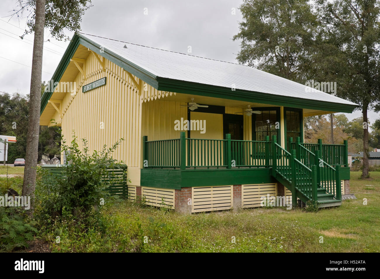 Small town train depot hi-res stock photography and images - Alamy