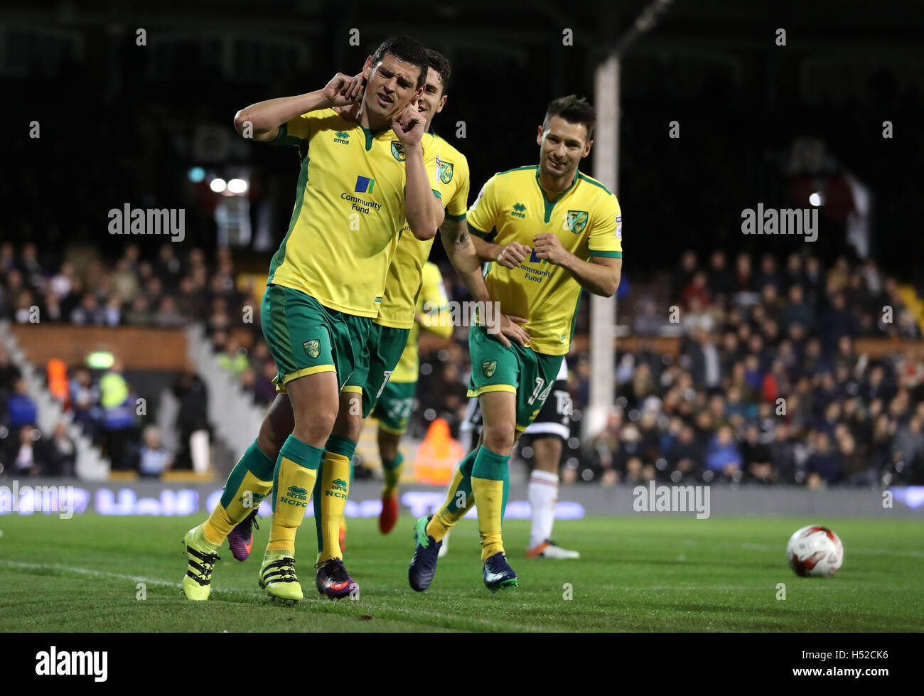 Norwich City's Graham Dorrans (left) celebrates with his team mates ...