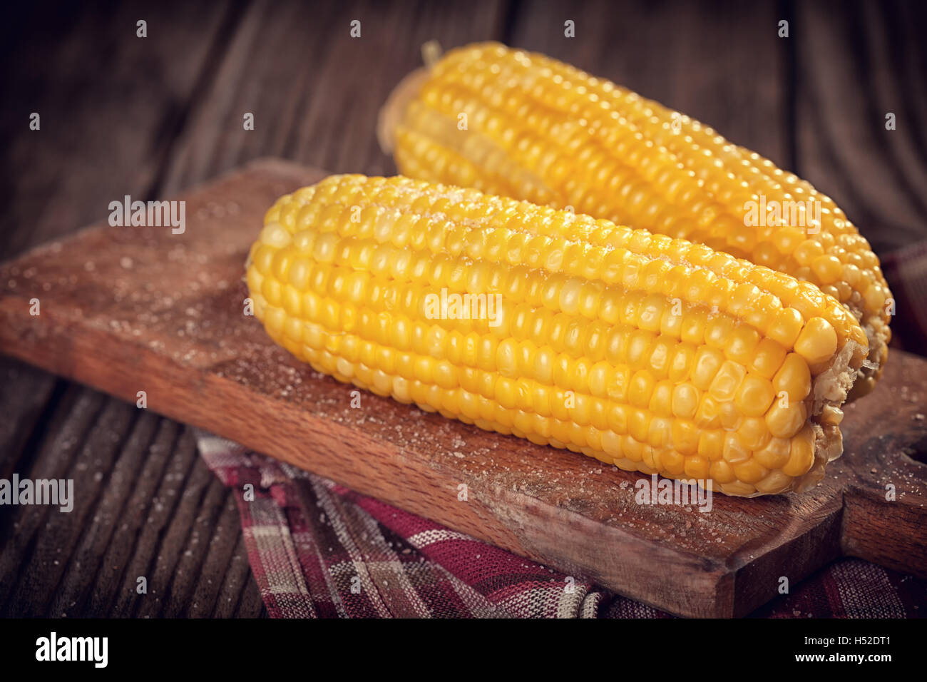 Corn cobs on rustic table Stock Photo - Alamy