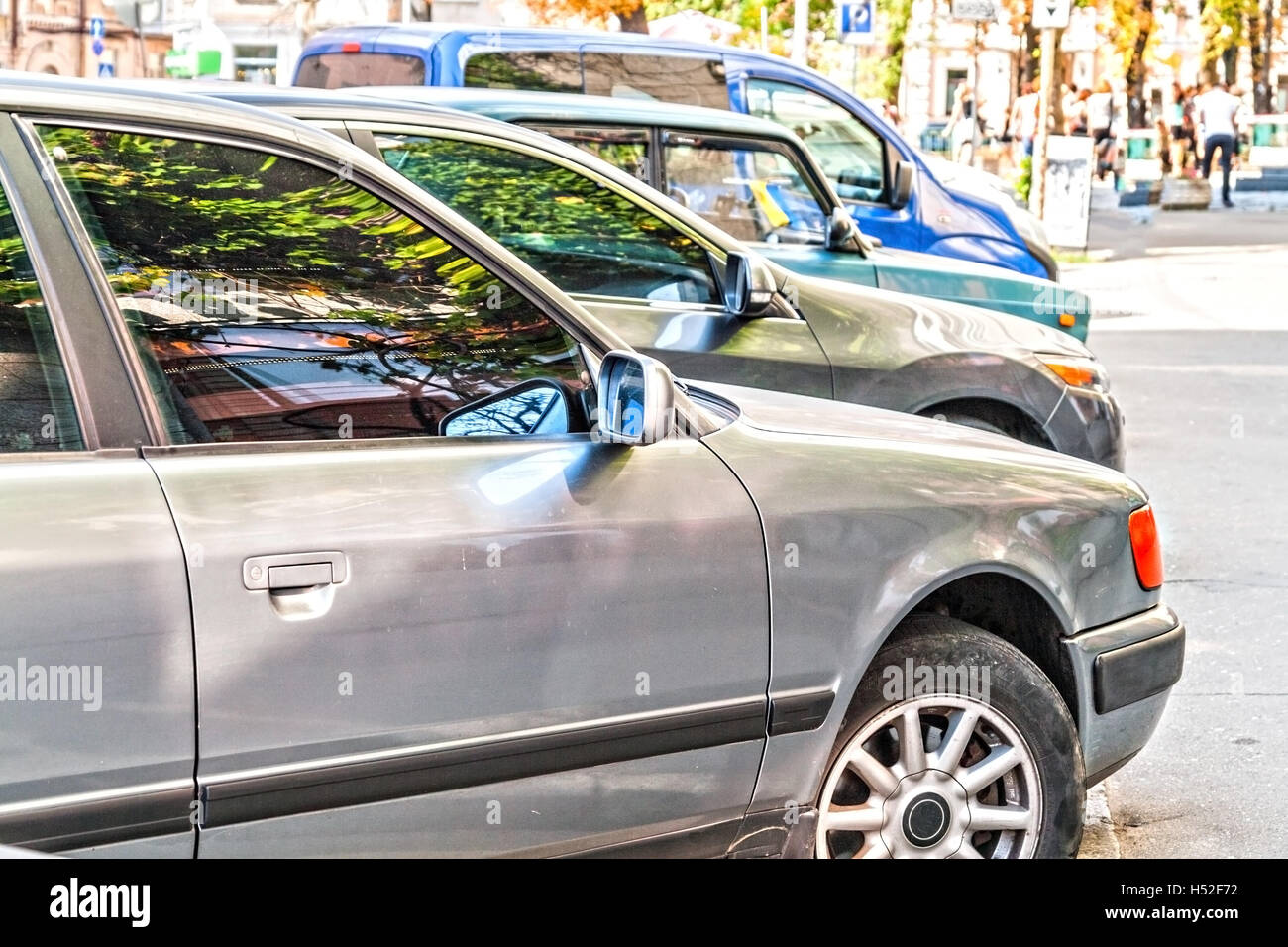 cars parked at the curb in perspective Stock Photo - Alamy