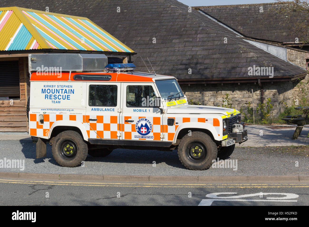 Mountain rescue land rover defender hi-res stock photography and images ...