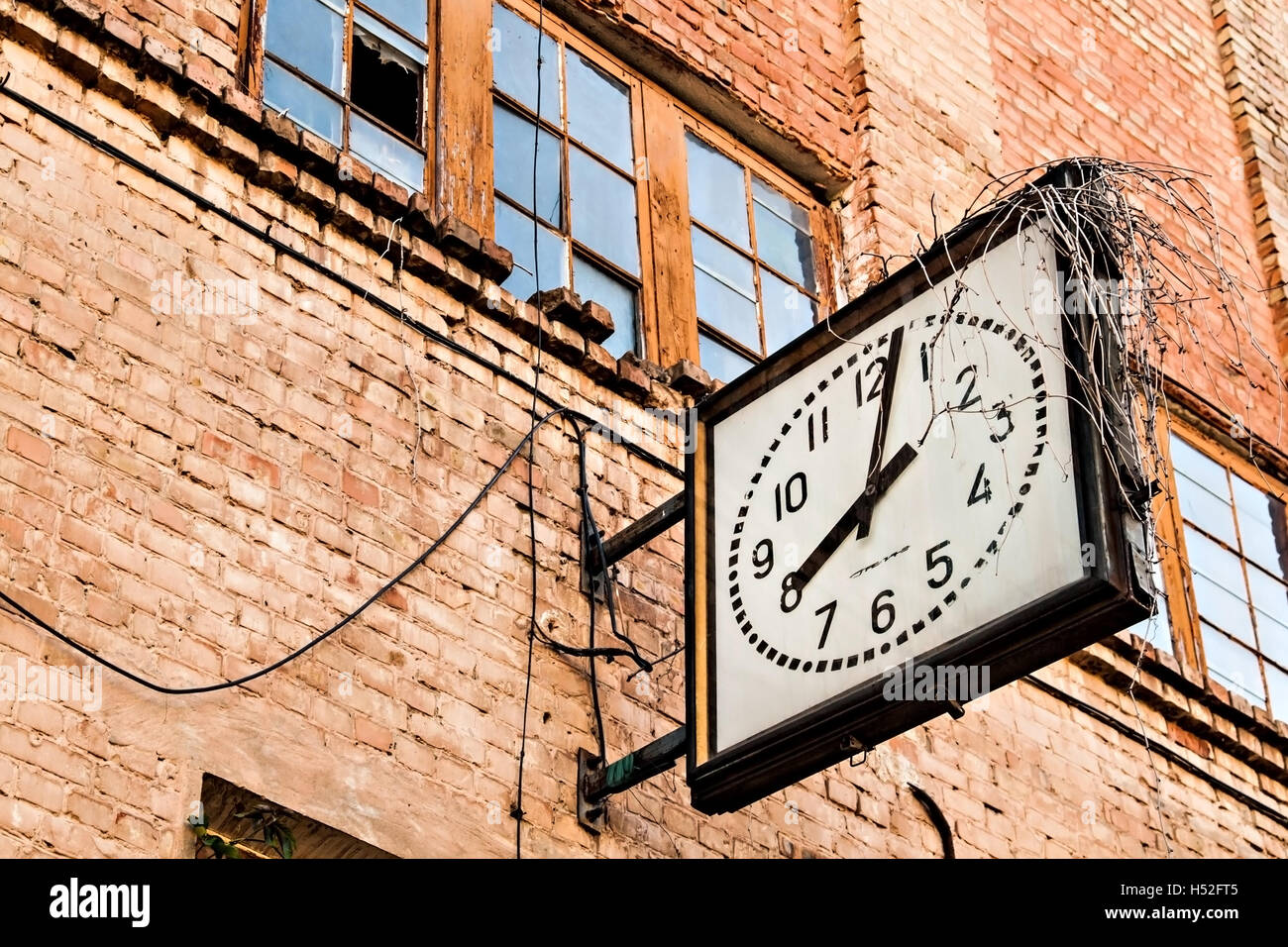 Smashed wall clock hi-res stock photography and images - Alamy