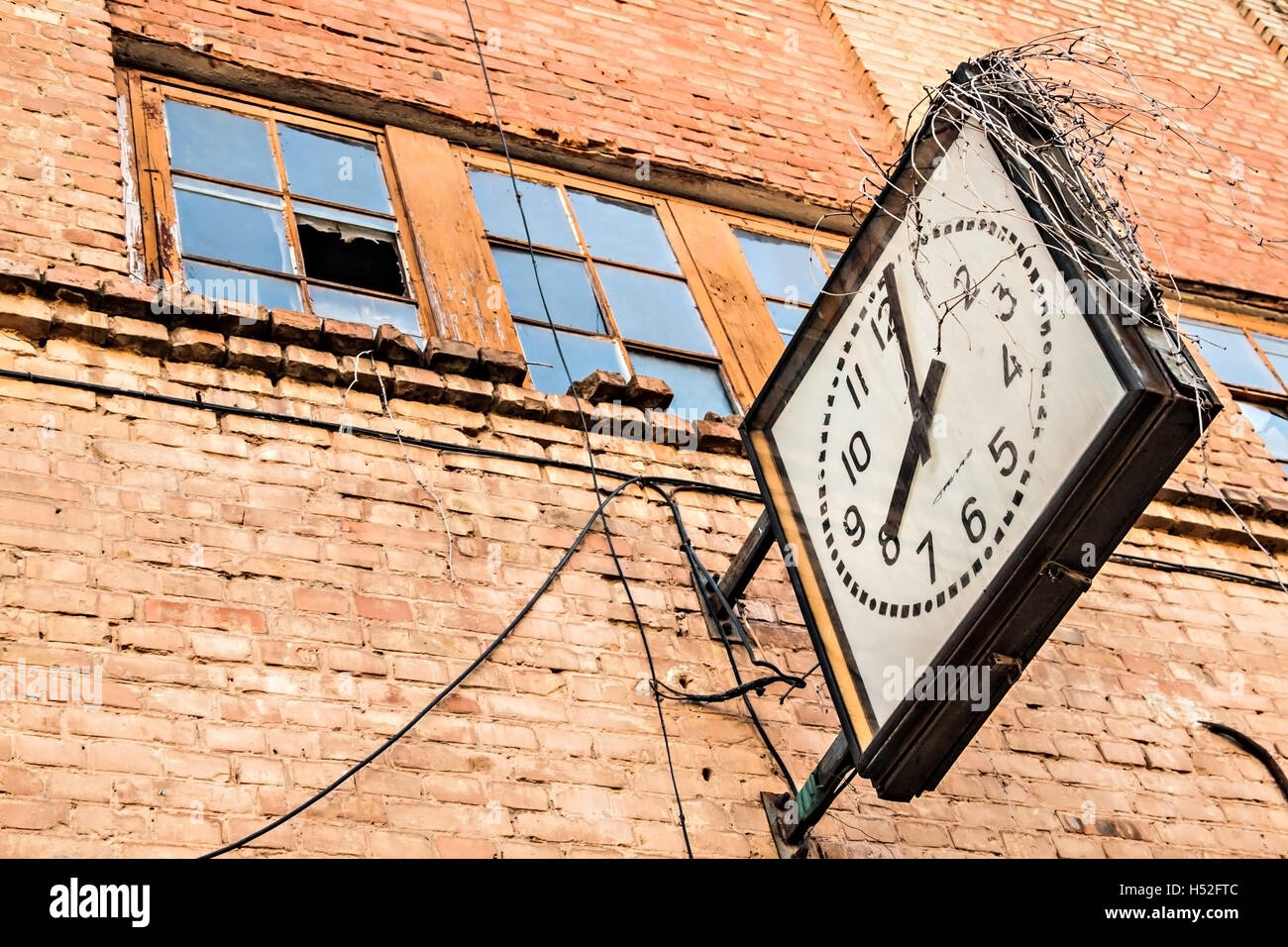 Smashed wall clock hi-res stock photography and images - Alamy