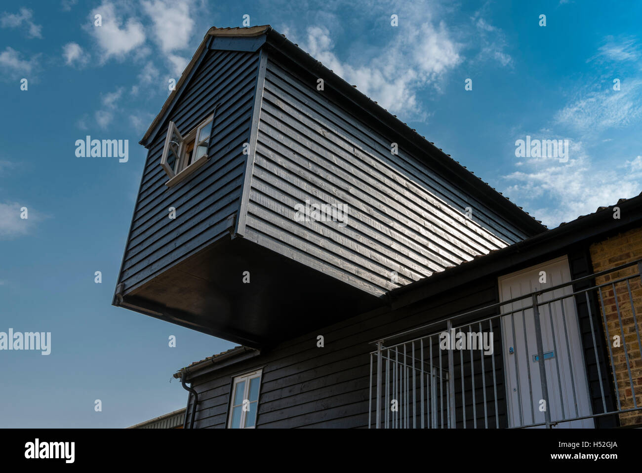 Overhanging building hi-res stock photography and images - Alamy