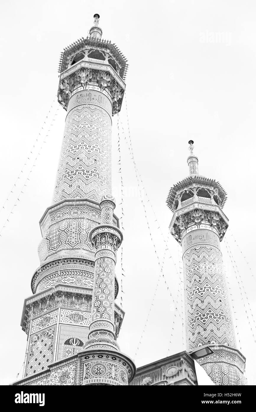 in iran islamic mausoleum old architecture mosque minaret near the sky Stock Photo - Alamy