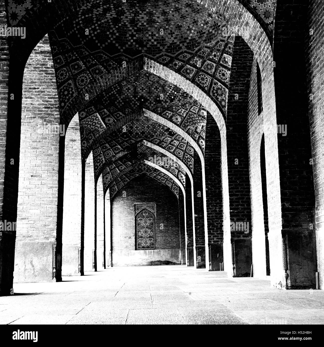 Isfahan mosque arch Black and White Stock Photos & Images - Alamy